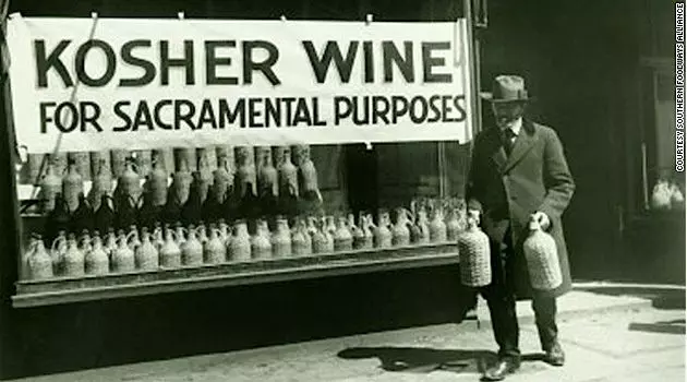 لا يزال من الممكن استخدام الكحول لأغراض دينية ، لذلك ادعى الناس أنهم يهود من أجل شراء نبيذ كوشير