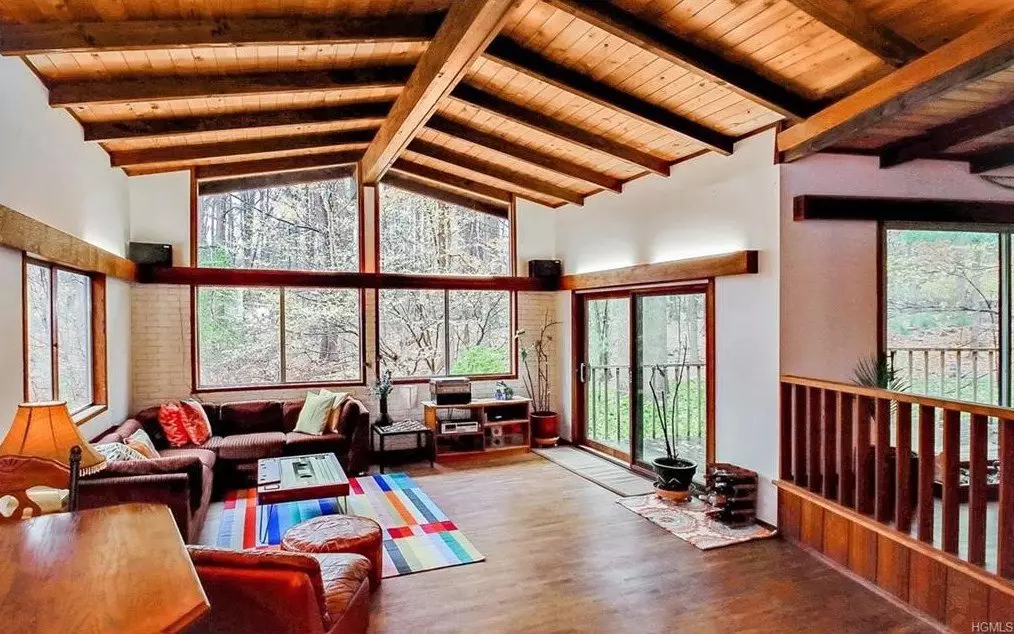 रामोपो पायथ्याशी असलेल्या या $488K मध्य शतकातील आधुनिक घरात निसर्गाशी एकरूप व्हा 20771_1
