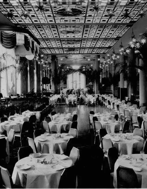 הגג של אור הכוכבים, תקרה מעוטרת מעוטרת, מפאר את חדר האוכל של מלון וולדורף-אסטוריה. 4 בינואר 1935, ניו יורק. (צילום על ידי ספריית הקונגרס/Corbis/VCG דרך Getty Images)