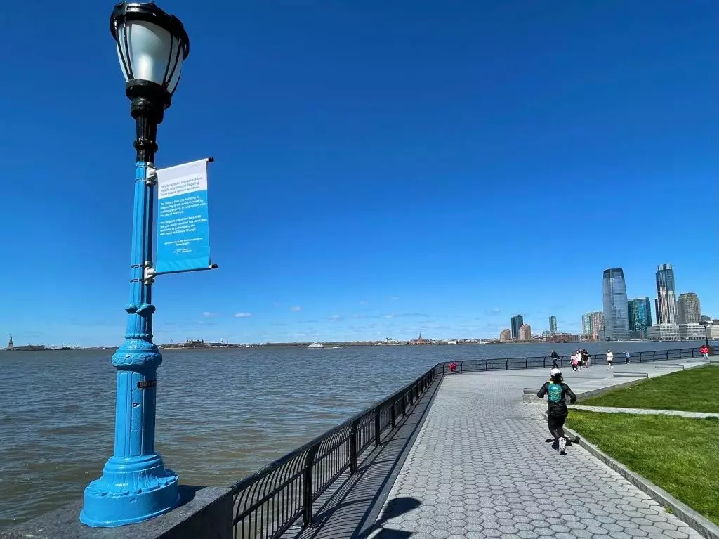 Stâlpii albaștri de lampa din Battery Park City ilustrează înălțimea potențialelor inundații de la următoarea furtună puternică