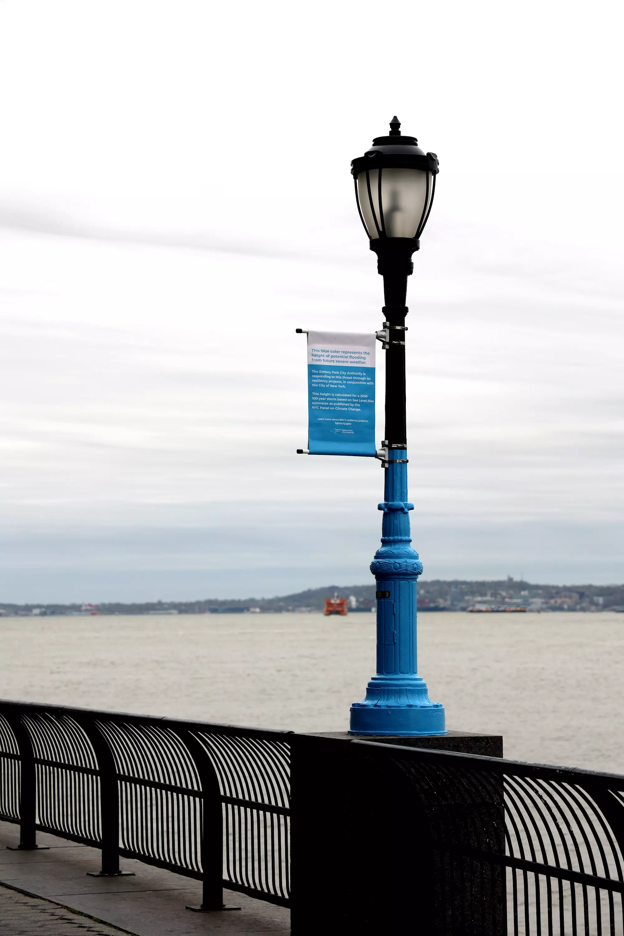 Tiang lampu biru di Battery Park City menggambarkan ketinggian potensi banjir akibat ribut teruk seterusnya 208_2