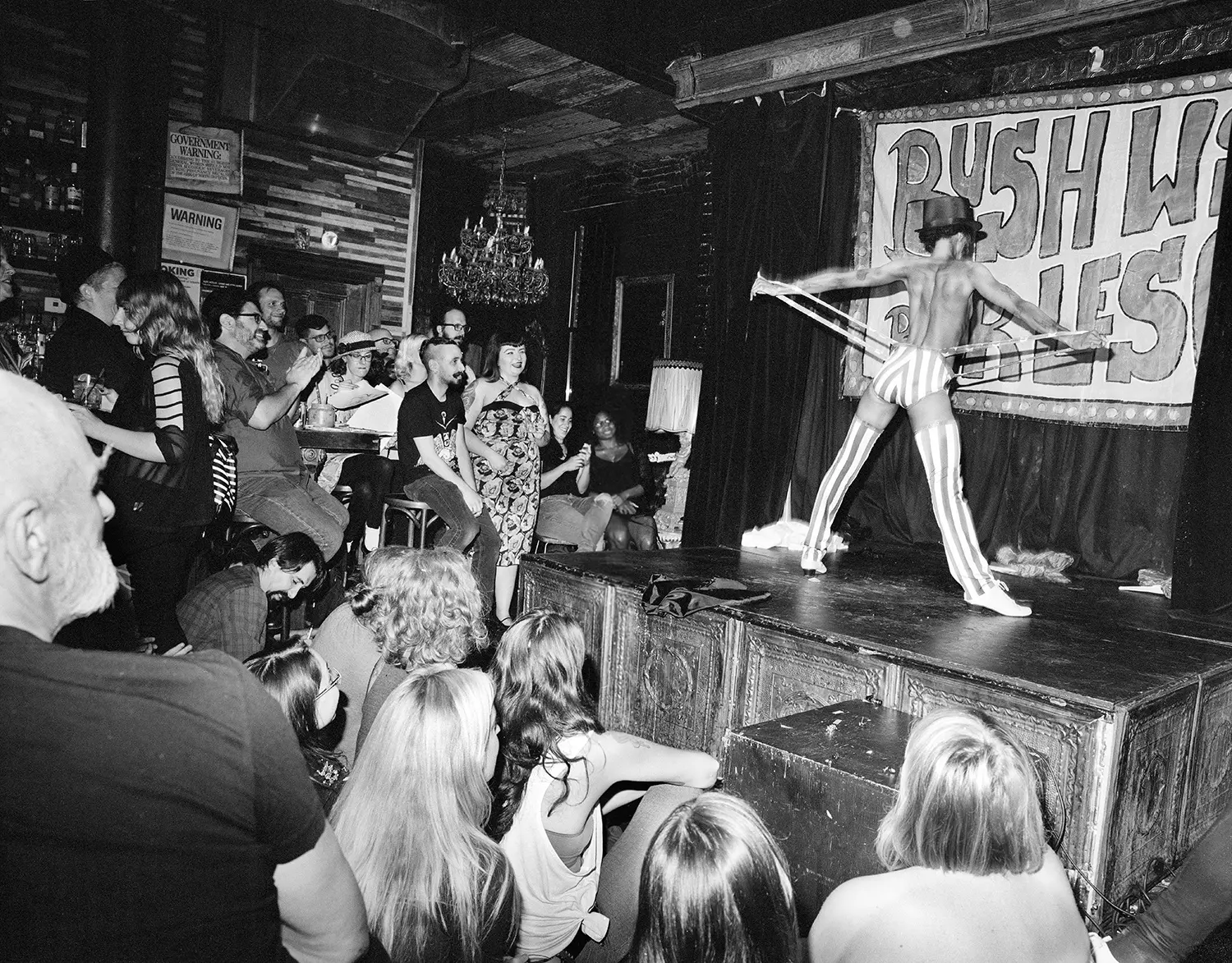 The Urban Lens: Meryl Meisler giet yn Bushwick's 'Bizarre' wrâld fan burleske, akrobaten en fjoerspinners 20961_1