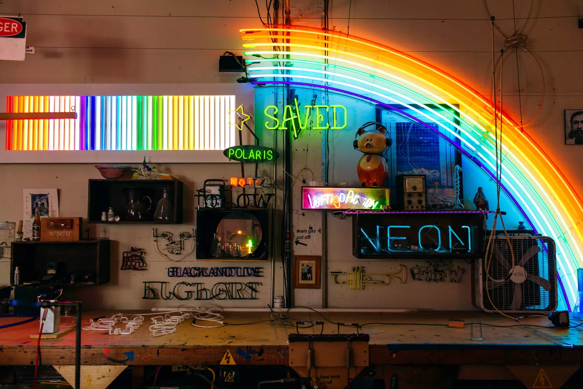 An Áit a nOibrím: Téigh isteach i gceardlann agus seomra taispeána Gowanus, atá ildaite de ghreannmhar, Lite Brite Neon 21024_1