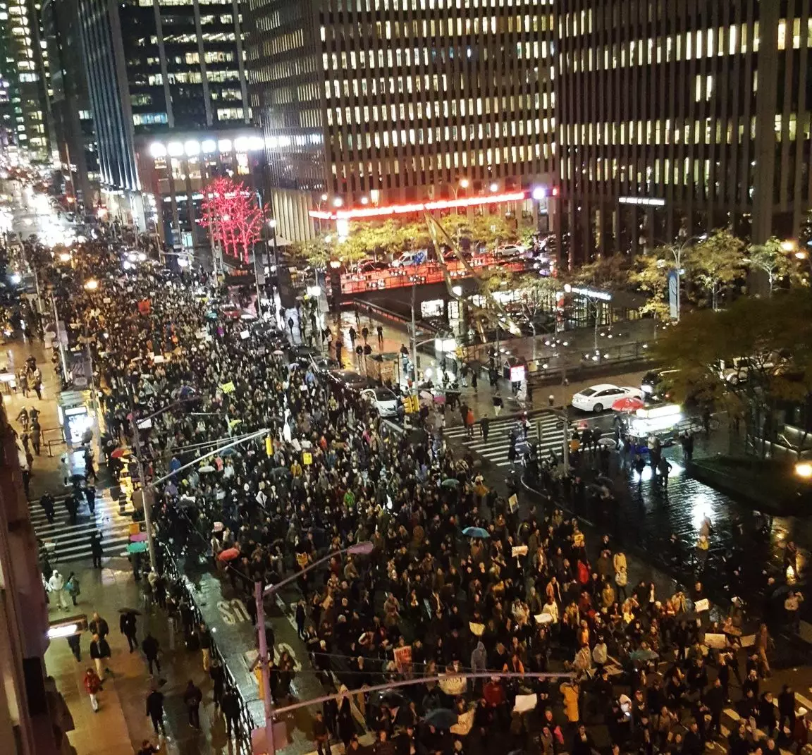 'Bukan presiden saya': Ribuan orang bergabung dengan protes Anti-Trump di seluruh Kota New York 21097_1