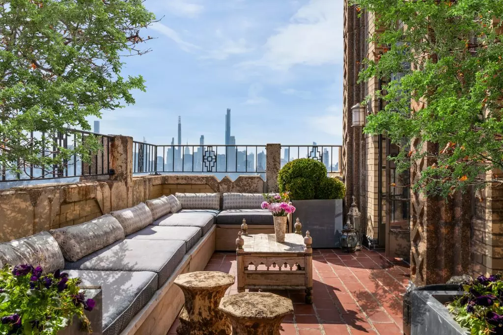 Ang dating Central Park West turret penthouse ng Moby ay apat na palapag ng view sa halagang $5.75M