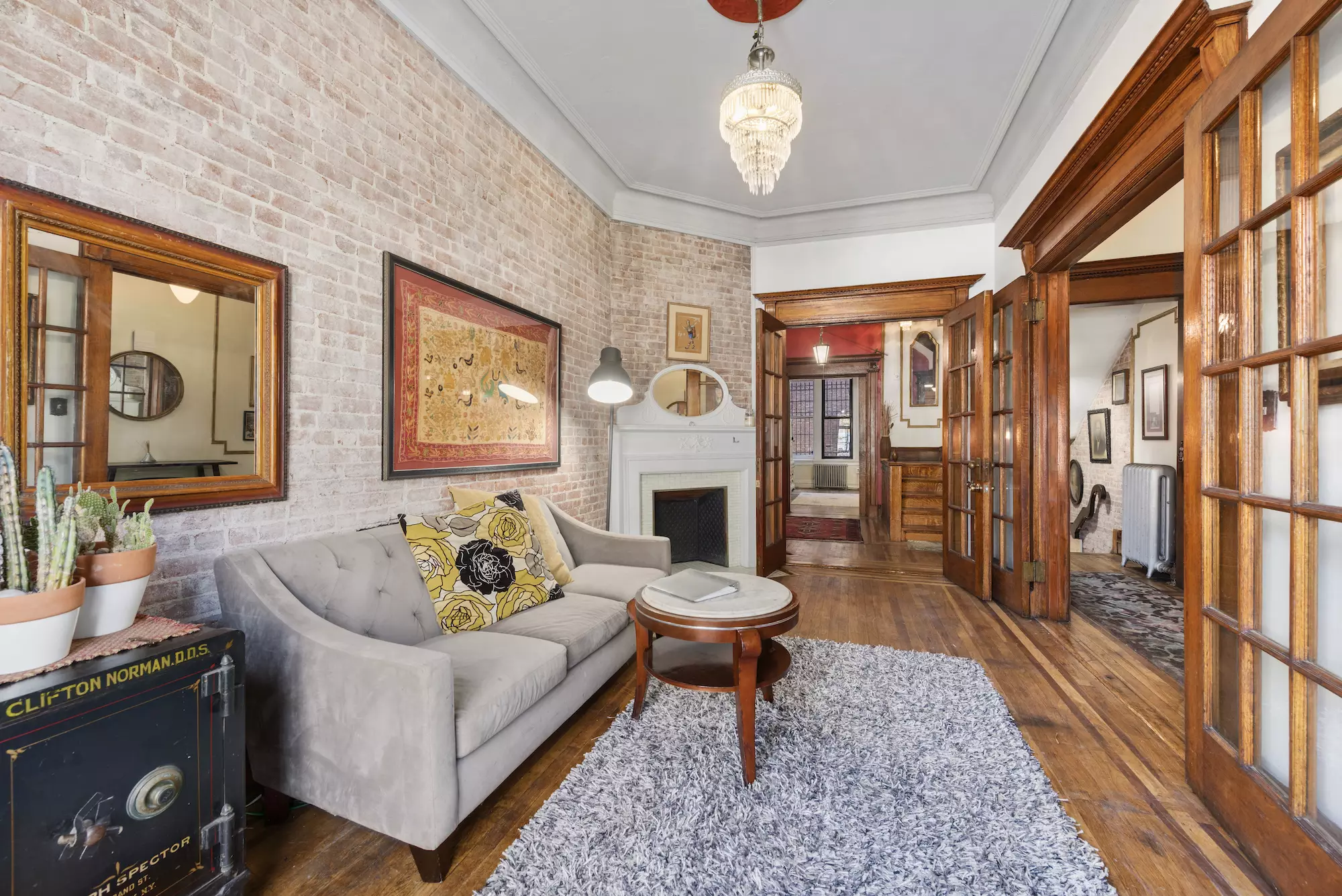 Por $ 2.5 millones, esta casa georgiana de cinco pisos en Strivers 'Row es una joya bien conservada de Harlem 2120_1
