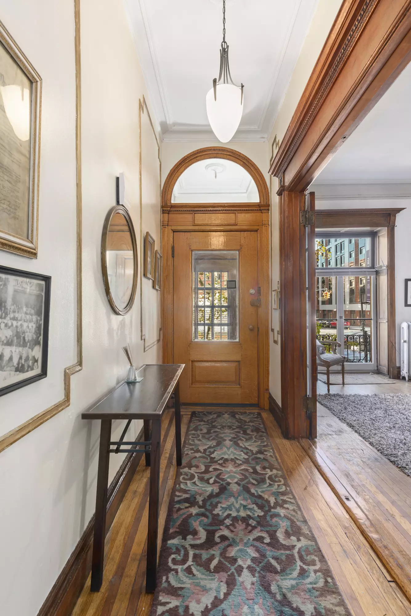 这座位于 Strivers' Row 的五层乔治亚风格联排别墅售价 250 万美元，是保存完好的哈林区瑰宝 2120_3