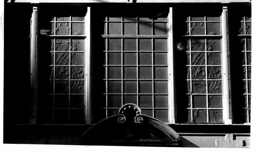 Các cửa sổ Lalique trên Tòa nhà Coty trước khi trùng tu. Ảnh từ báo cáo chỉ định LPC, 1985