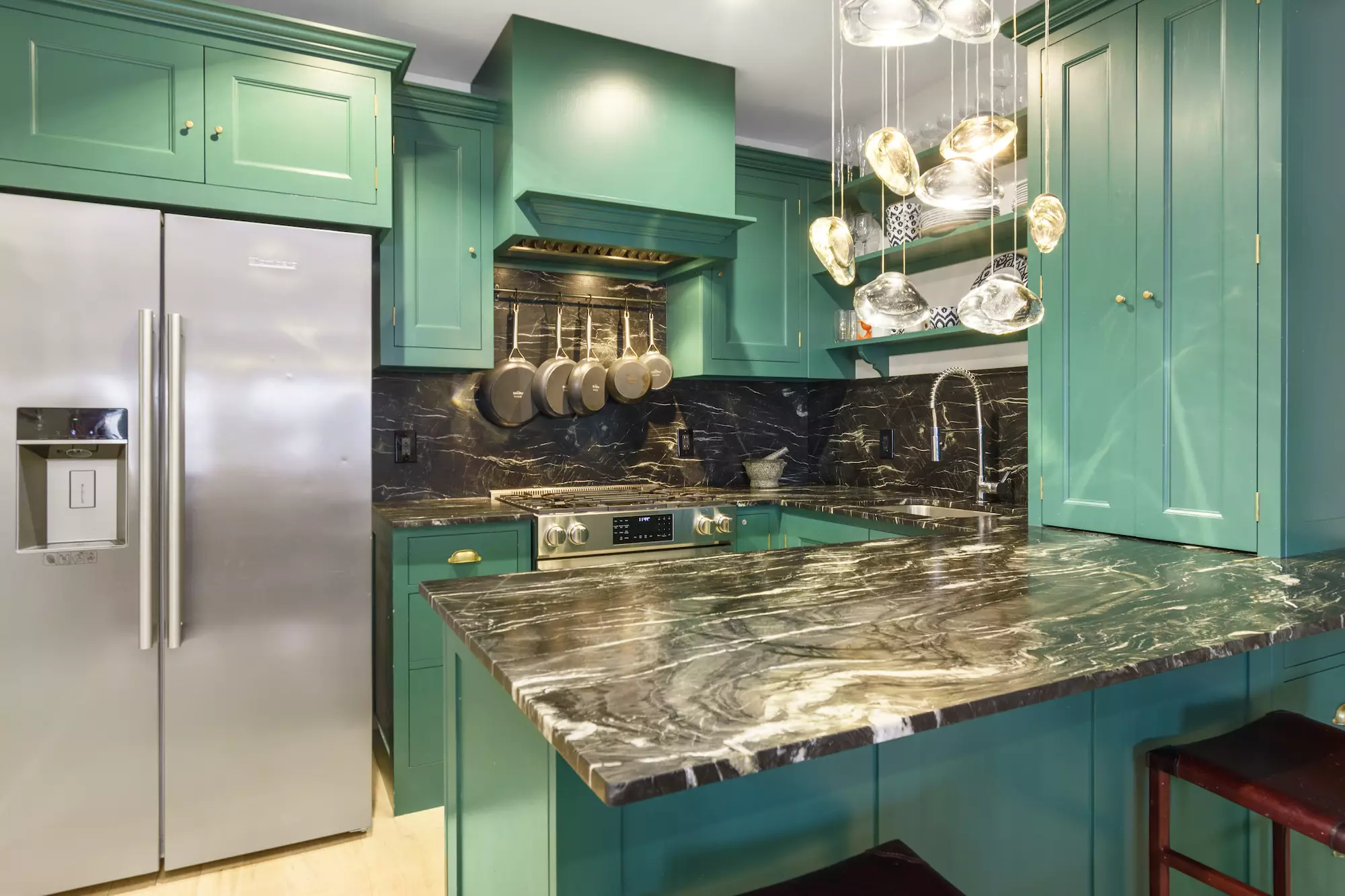 Denna lägenhet i Crown Heights på 1,15 miljoner dollar har ett färgglatt engelskt kök och gott om plats för middagsgäster 2135_4