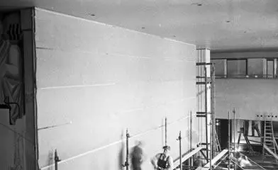 Dem Rivera Diego seng Wandmalerei iwwerdeckt vun Aarbechter am Rockefeller Center 1934. Foto vum Lucienne Bloch, dem Diego seng Assistent zu där Zäit