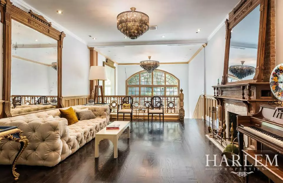 Casa luxoasă din Harlem de 3,65 milioane USD este plină de marmură, oglinzi și candelabre 21526_1