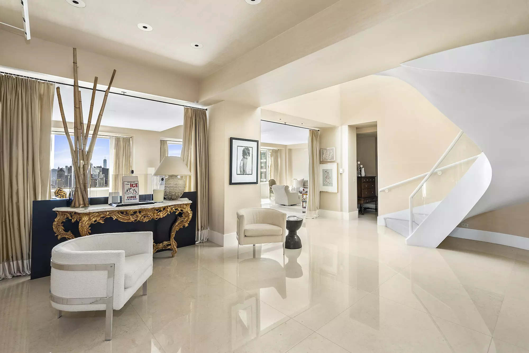 Mae penthouse $5M yn glasur Manhattan gyda golygfeydd 360 gradd a therasau cofleidiol 2170_2