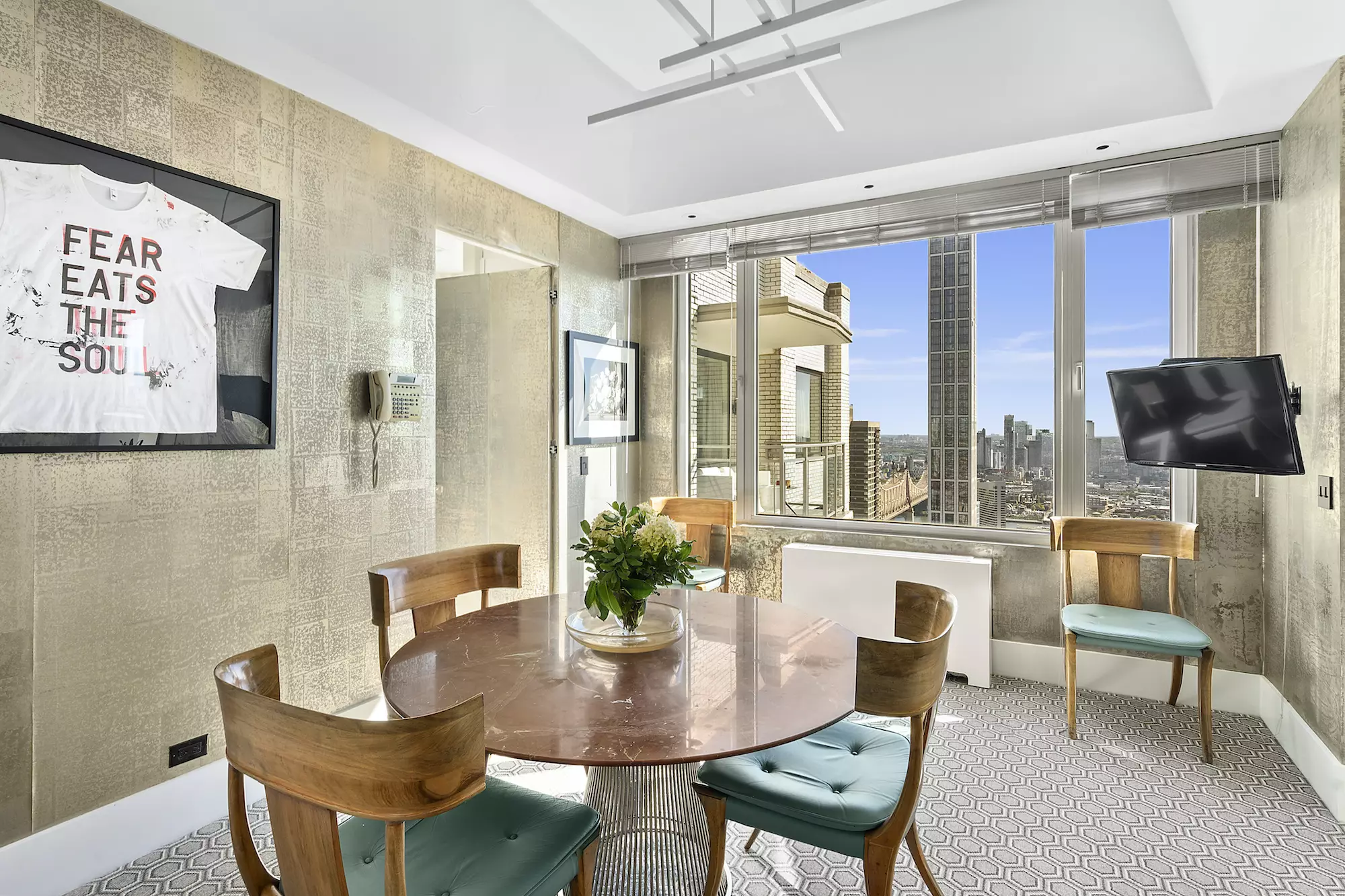 Ang $5M penthouse ay isang Manhattan classic na may 360-degree na tanawin at mga wraparound terrace 2170_6
