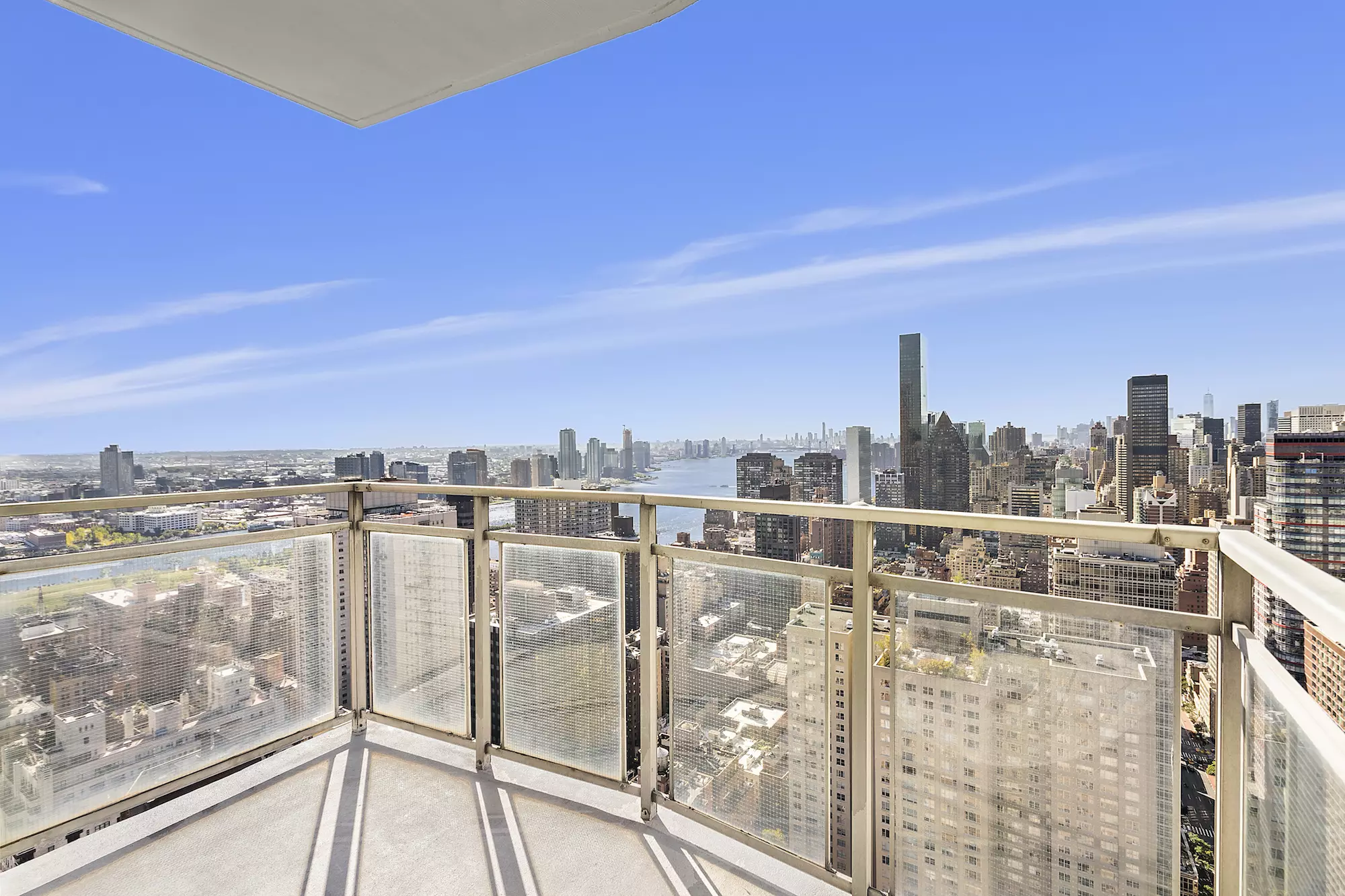 Strešný apartmán v hodnote 5 miliónov dolárov je klasický manhattanský apartmán s 360-stupňovým výhľadom a okrúhlymi terasami 2170_8