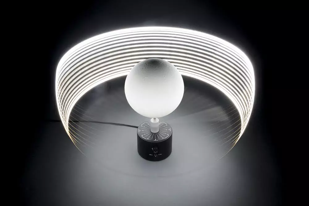 Lampa MOON wykorzystuje dane z NASA do replikowania faz księżyca w Twoim salonie 21773_1