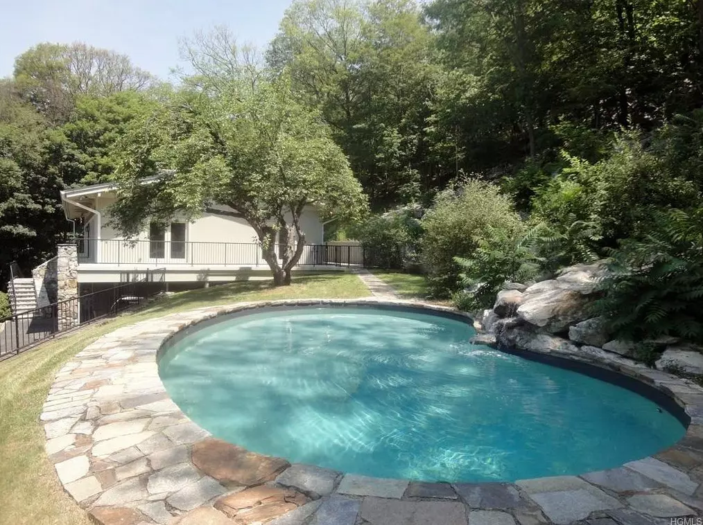 1524 Route 9D exterior pool