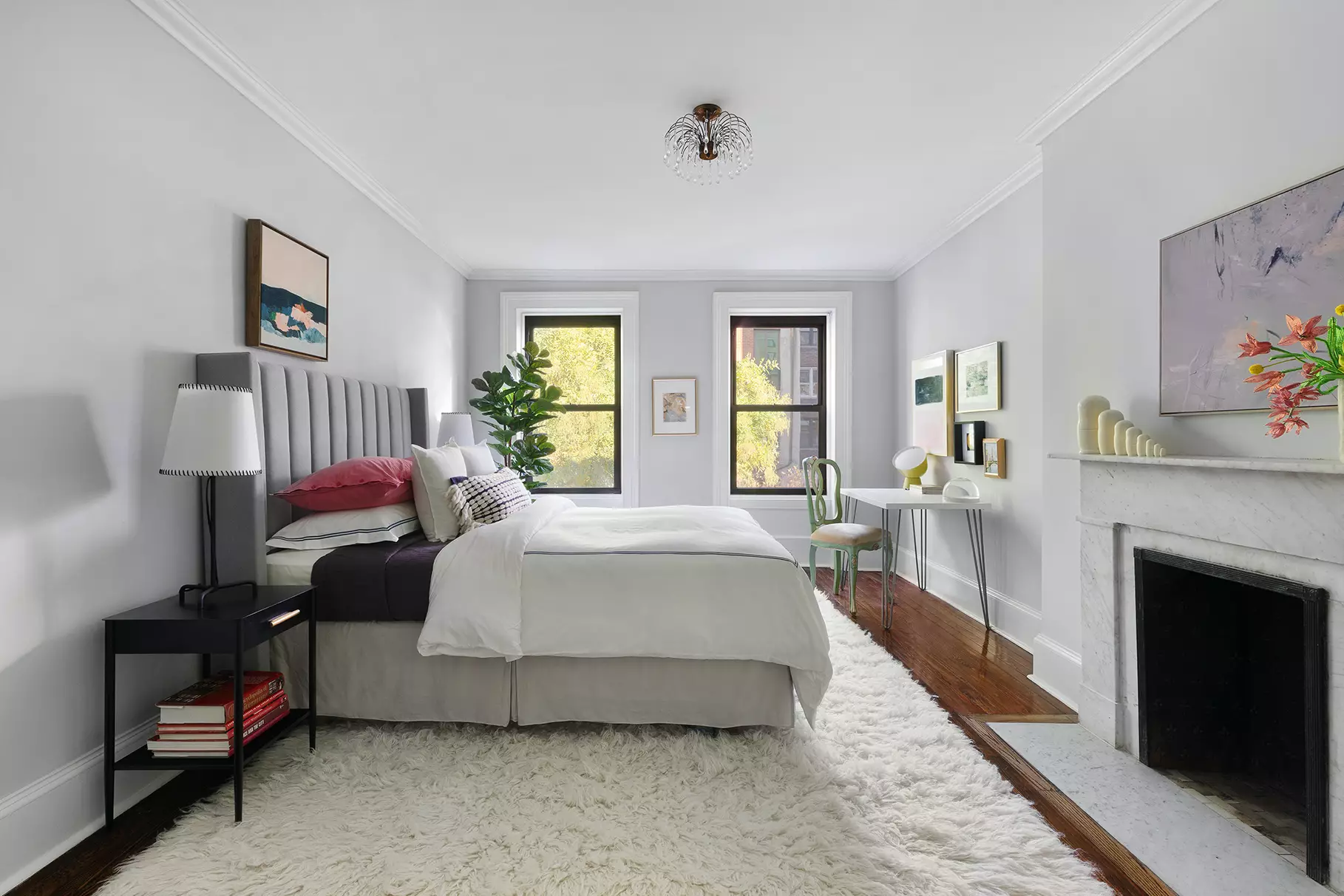 Zu Murray Hill, $ 4.5M Stadhaus huet zwee gnädeg Appartementer an eng romantesch Broadway Geschicht 2194_11