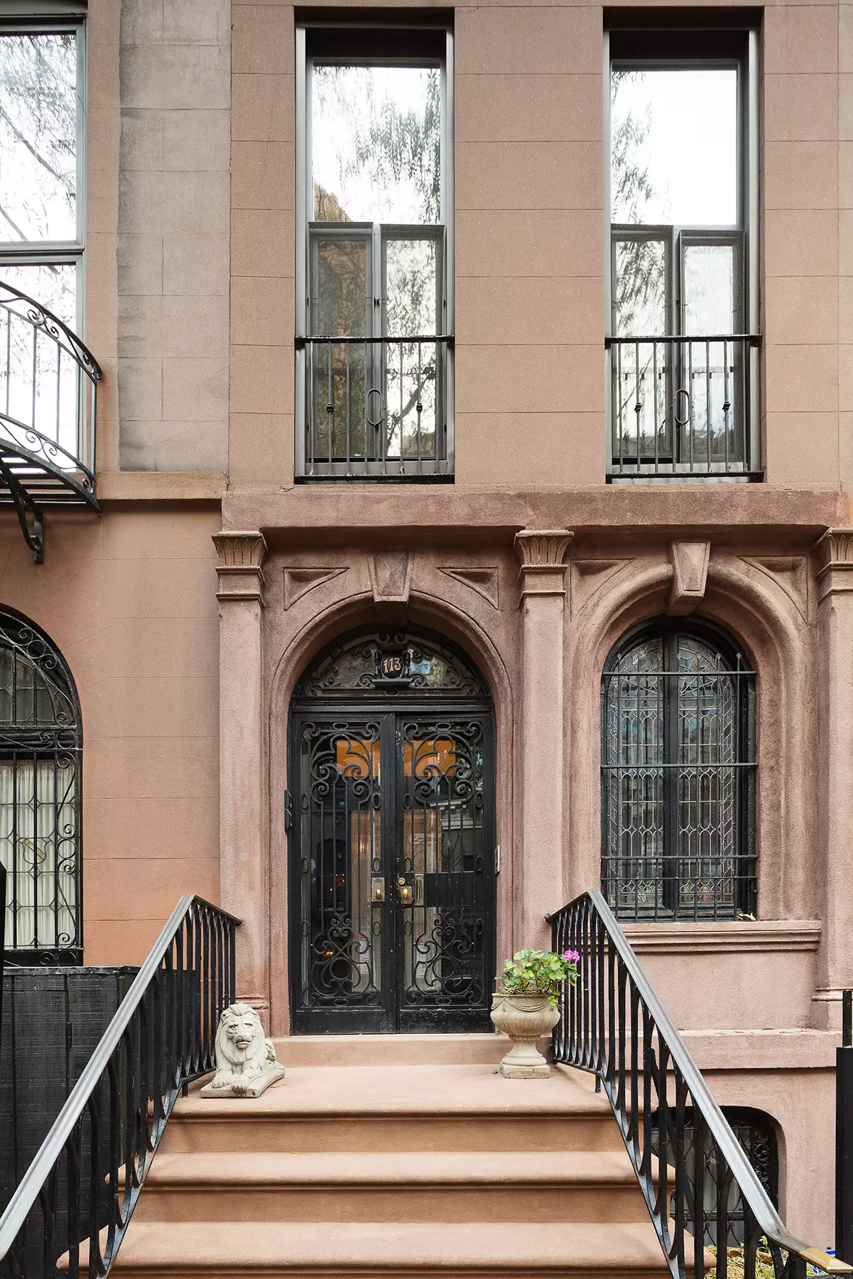Во Мареј Хил, градска куќа од 4,5 милиони долари има два грациозни апартмани и романтична историја на Бродвеј 2194_12