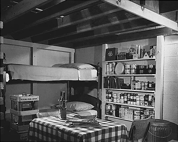 Fallout shelter yn 1957