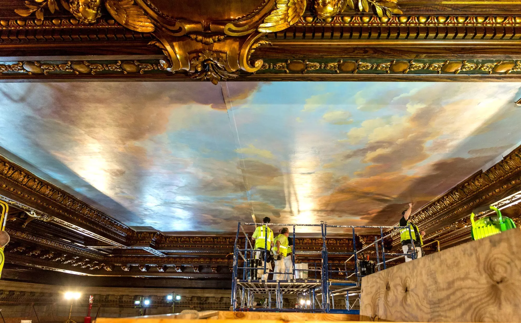 NYPL-Bill Blass freska-instaliacija-3
