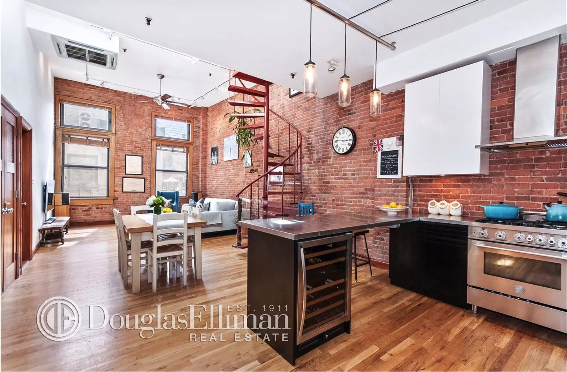 $ 2.675M duplex loft hauv Tribeca boasts 500-square-foot ru tsev terrace 22030_1