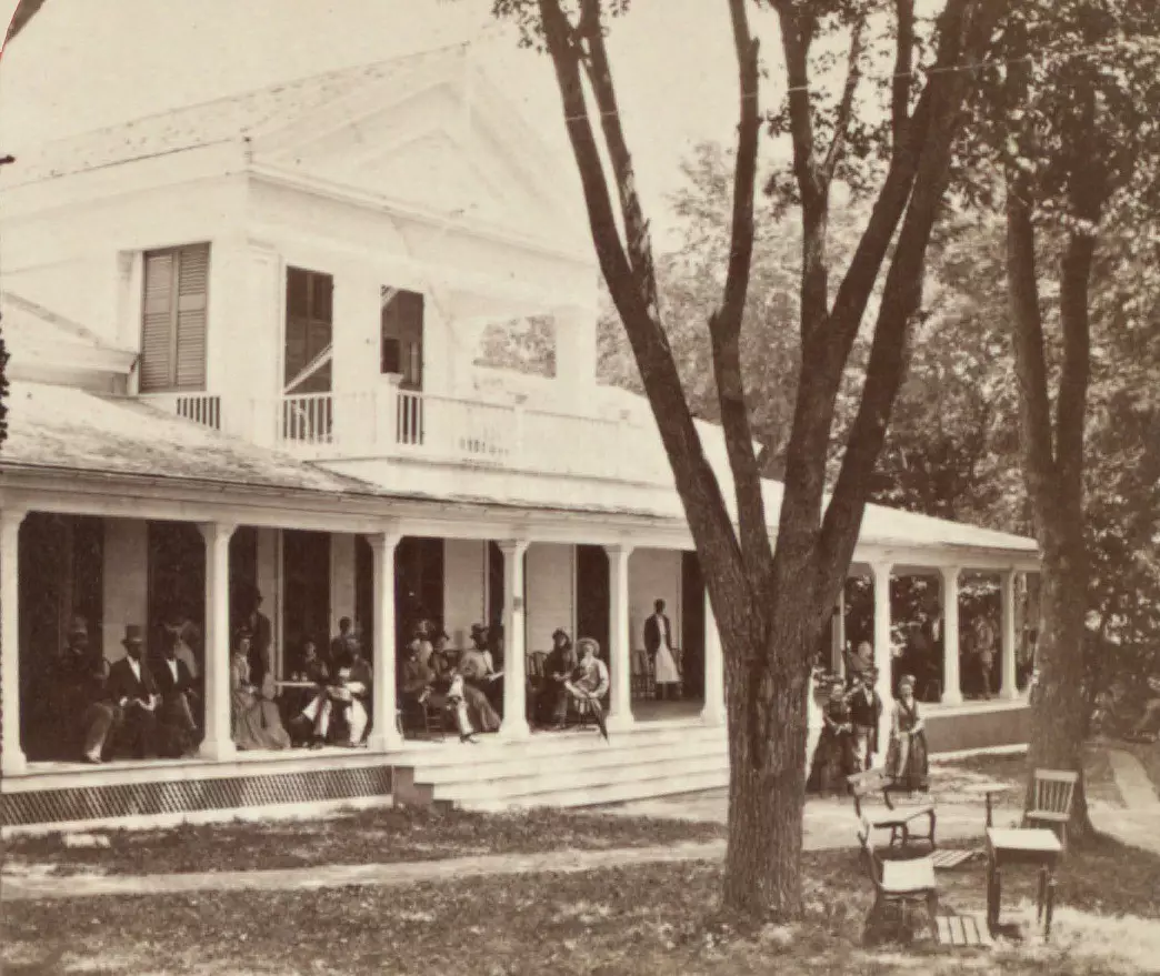 Carey Moon's Lakehouse, Saratoga Springs saga, George Crum, kartöfluflögusaga, uppfinning kartöfluflögunnar