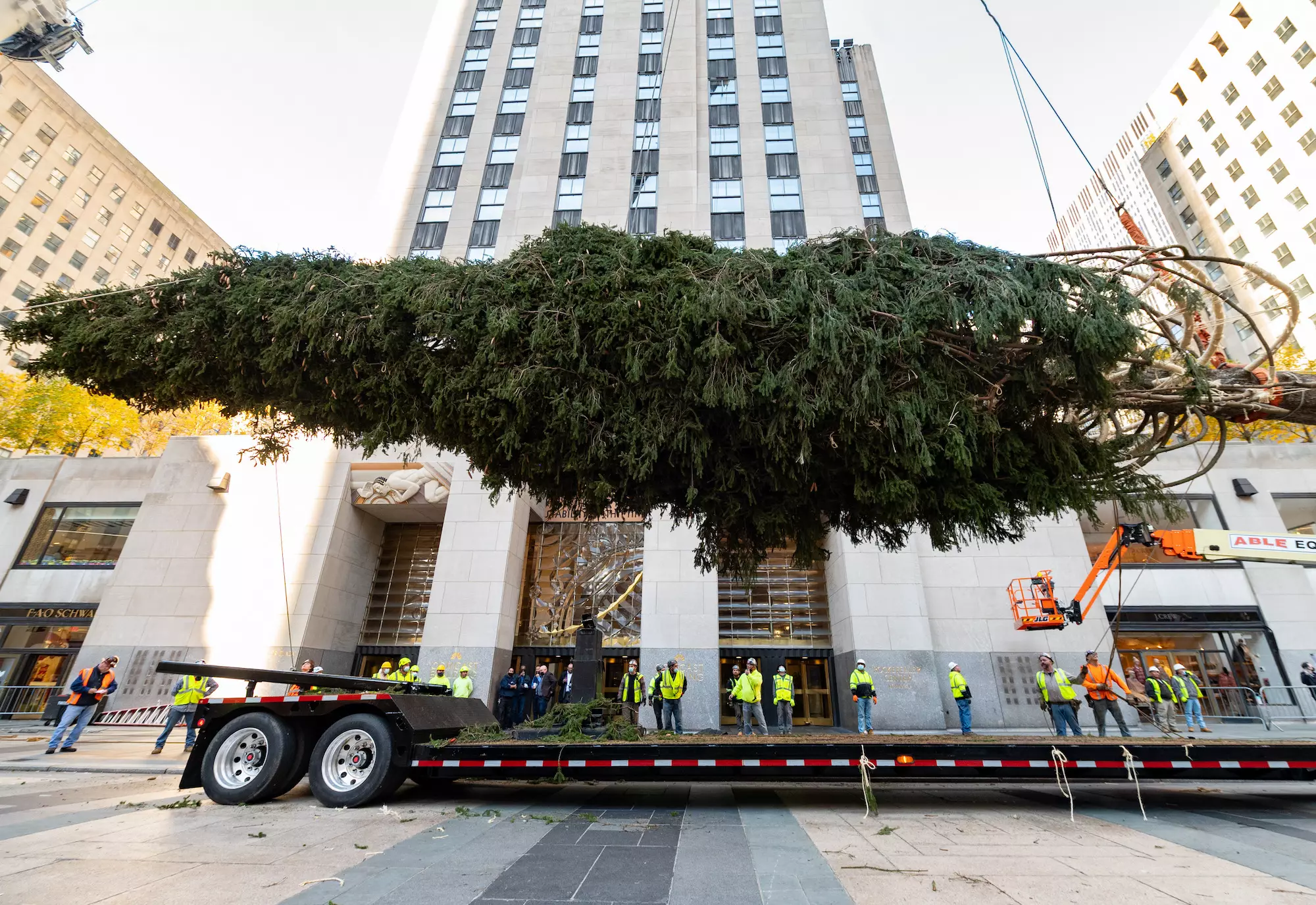 وصلت شجرة عيد الميلاد 2021 Rockefeller Center إلى مدينة نيويورك 2268_4