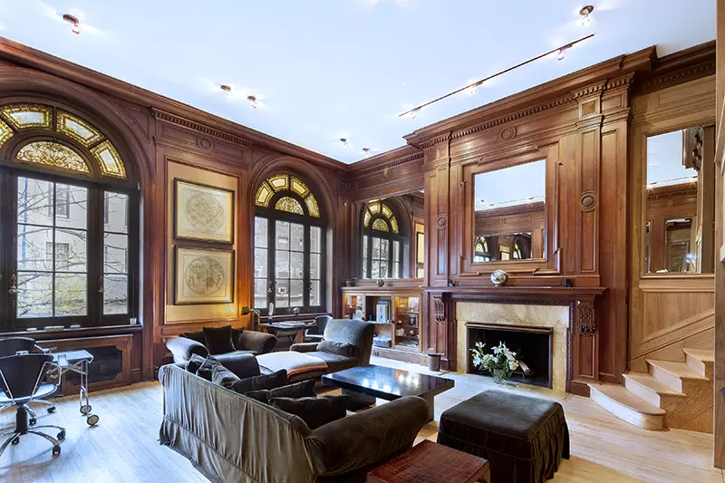 هي $3.95M UES Limestone Mansion Duplex Wows سان ٽفني ونڊوز، هڪ چمني ۽ هڪ لفٽ 22822_1