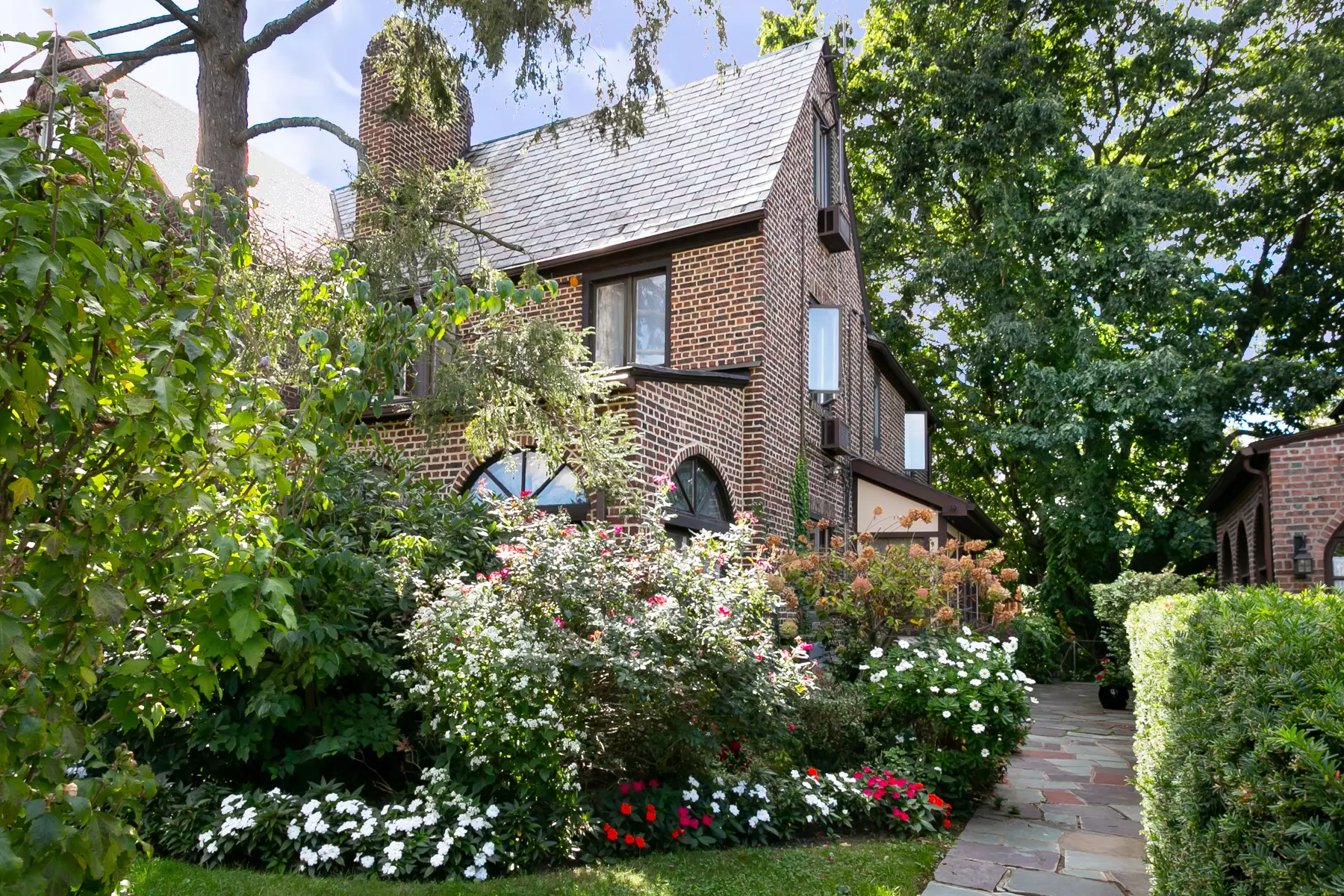 Um encantador Tudor de tijolos em uma rua arborizada em Forest Hills está pedindo US $ 1,7 milhão 2289_1