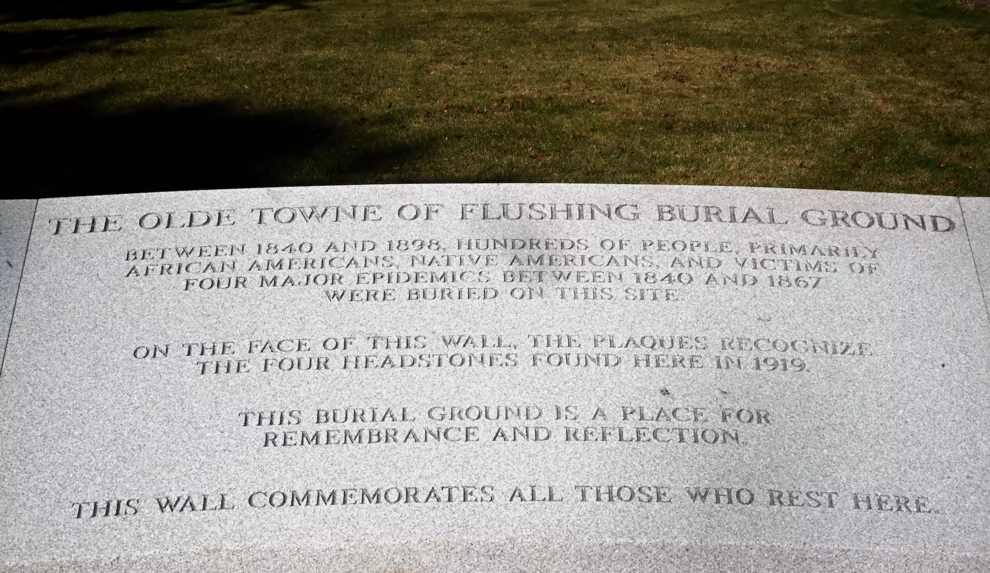 نیویورک از یادبود جدیدی در فلاشینگ به احترام محل دفن آفریقایی ها و بومیان آمریکا رونمایی کرد 2291_2
