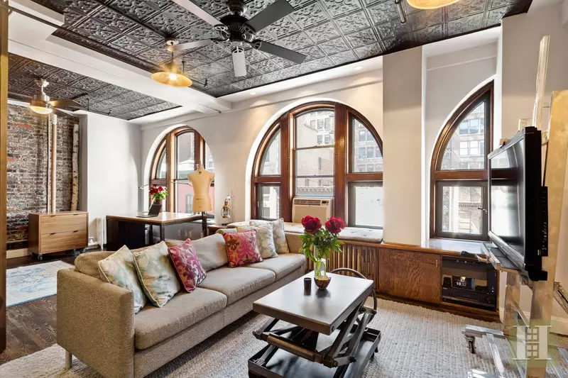 اس $1.2M Chelsea Loft میں شاندار تعمیراتی تفصیلات اور ایک بونس روم ہے۔ 22923_1