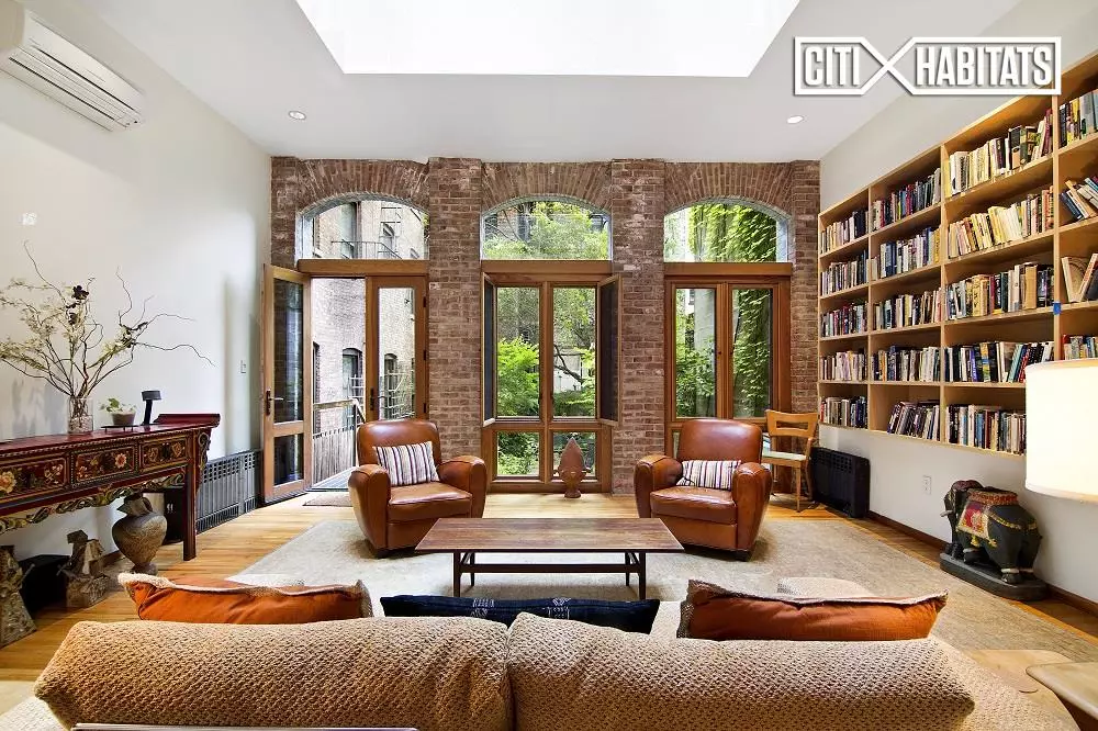 Dit herenhuis in Chelsea heeft veel hout, baksteen en zon en een lommerrijke tuin voor $ 18K/maand 23205_1