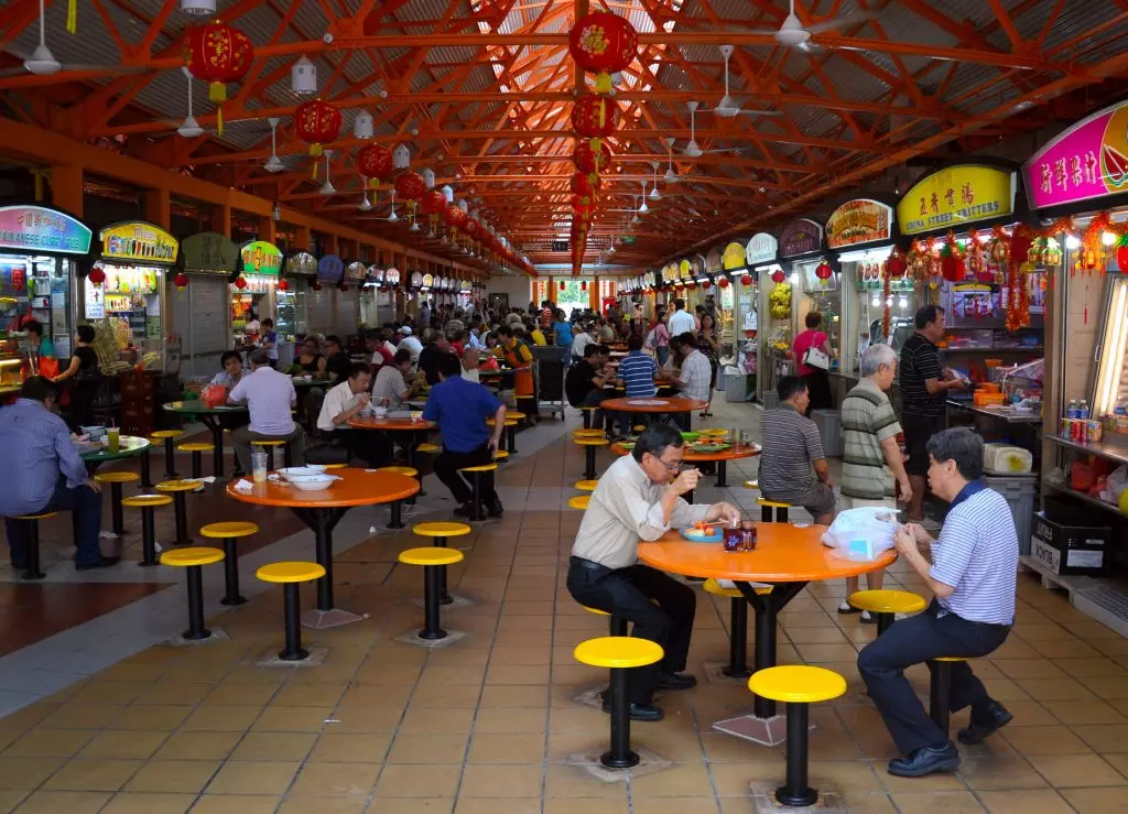 Fréiere Anthony Bourdain Food Hall Team fir Singaporean Hawker Center zu Midtown opzemaachen