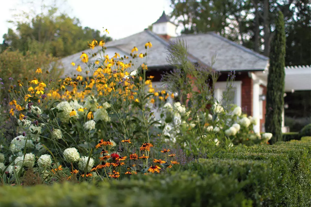 Janice Parker Landscape Architects, majestueuze hûs, Hudson River Estate, Edible Gardens, Hudson River, Creeping Thymus, NYC akwadukt, fontein,