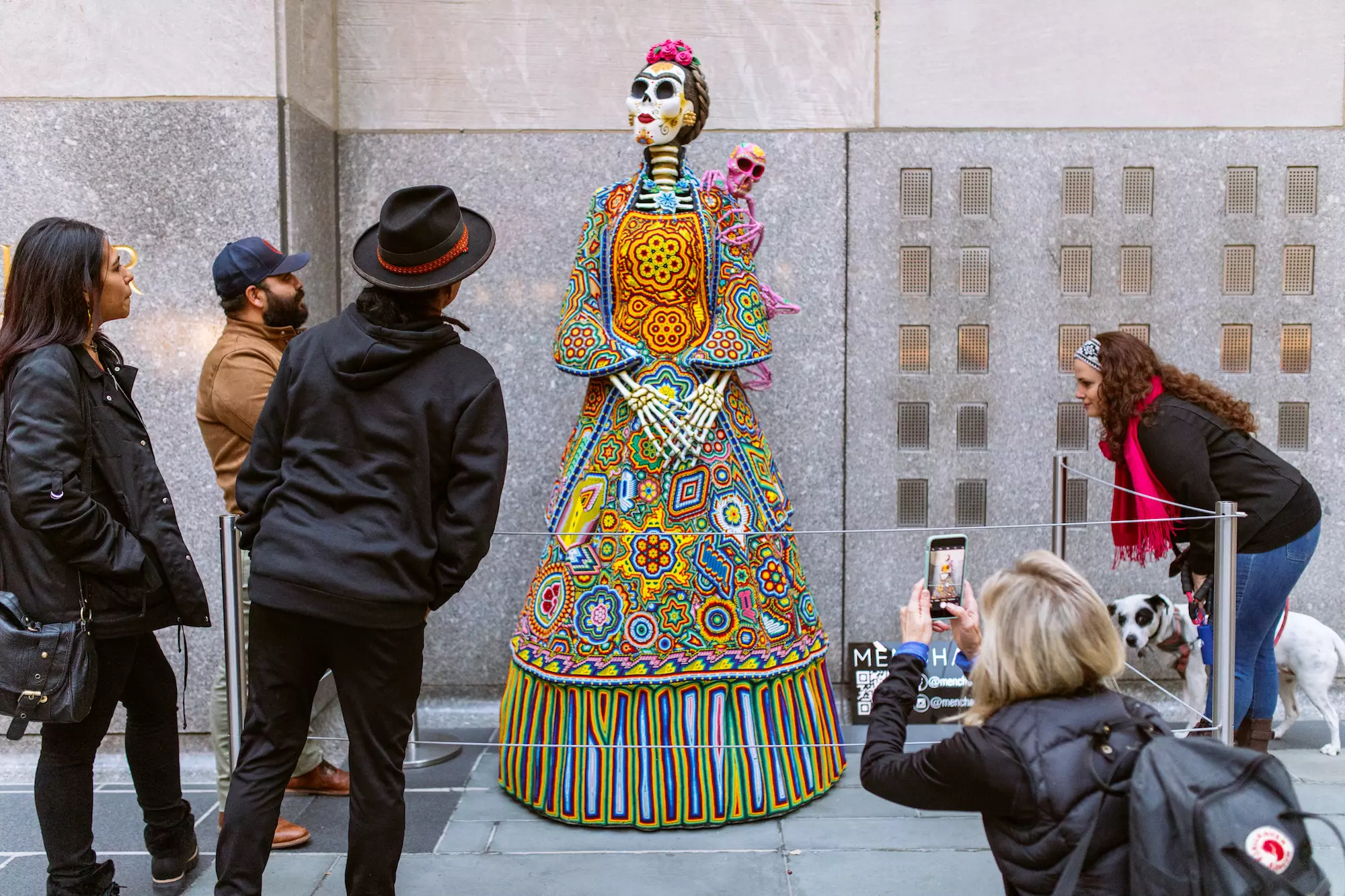 Sjoch de Meksikaanske folkskeunstskulptueren te sjen rûn Rockefeller Center for Day of the Dead 2382_3