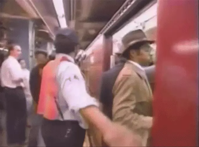 Video: Ein Besuch in den „gruseligen“ Tiefen der U-Bahn der 90er zeigt, dass sich einige Dinge nicht geändert haben 23948_1