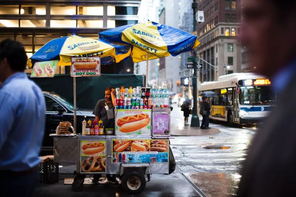 NYC Street Vendor Project သည် ဒေသခံဈေးသည်များ ပြန်လည်ကောင်းမွန်လာစေရန် ကူညီရန်အတွက် မြို့အနှံ့ အမှိုက်ပစ်သည့် အမဲလိုက်ခြင်းကို စတင်လိုက်သည်။