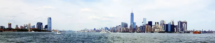 Port w Nowym Jorku z okolic Statuy Wolności patrząc na północ?