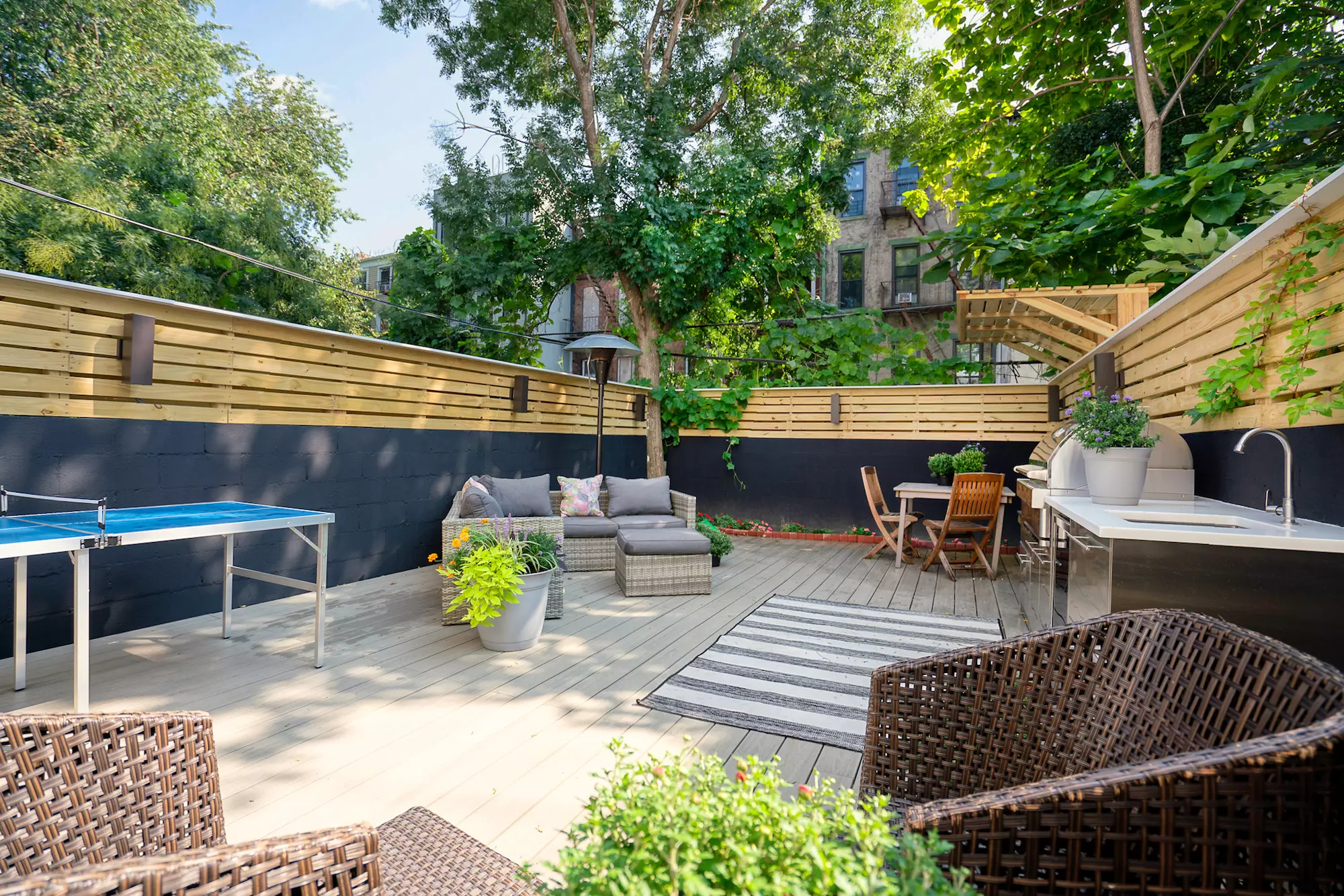 Για 1,3 εκατομμύρια $, αυτό το φωτεινό διώροφο με κήπο Bed-Stuy διαθέτει μια ονειρική πίσω αυλή με εξωτερική κουζίνα 2414_1