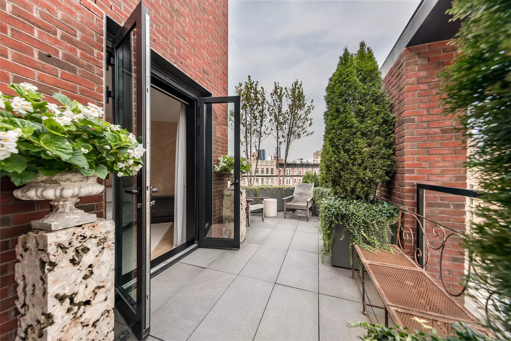 고급스러운 마감재와 야외 정원으로 둘러싸인 디자이너의 West Village 펜트하우스는 1,130만 달러를 요구합니다. 2420_10