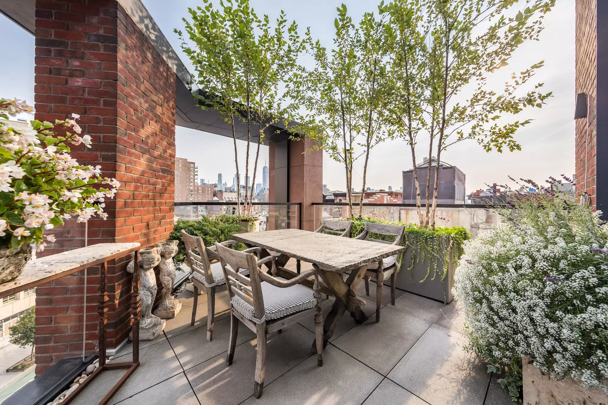 고급스러운 마감재와 야외 정원으로 둘러싸인 디자이너의 West Village 펜트하우스는 1,130만 달러를 요구합니다. 2420_2