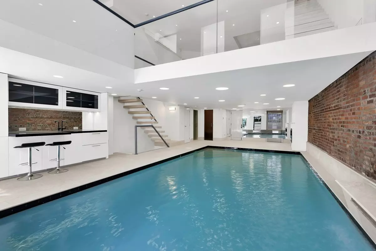 Tento mestský dom Chelsea v hodnote 12 miliónov dolárov má 30-stopový bazén so slanou vodou v obývacej izbe a dvojposchodový vodopád 24337_1