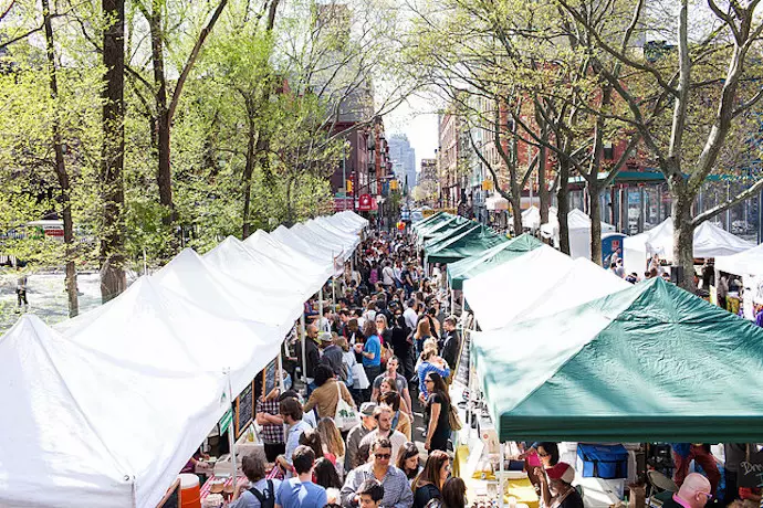 Amasoko ya Flea, Amasoko Yibiryo, Amasoko yubukorikori, Brooklyn Flea, Umujyi wa Long Island Flea n ibiryo, Isoko rya Queens nijoro, Shwick, Bushwick Flea, Chelsea Flea, Ikuzimu Igikoni Flea, Igurisha rya Stoop, Smorgasburg, Imurikagurisha rya Hester Street,