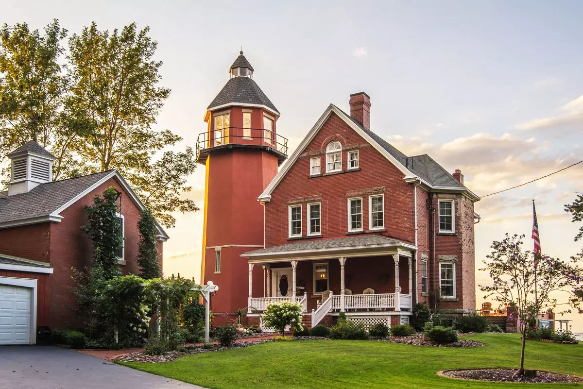 Leef voor $ 1,5 miljoen in een rode Victoriaanse vuurtoren vlak bij Lake Ontario 24404_1