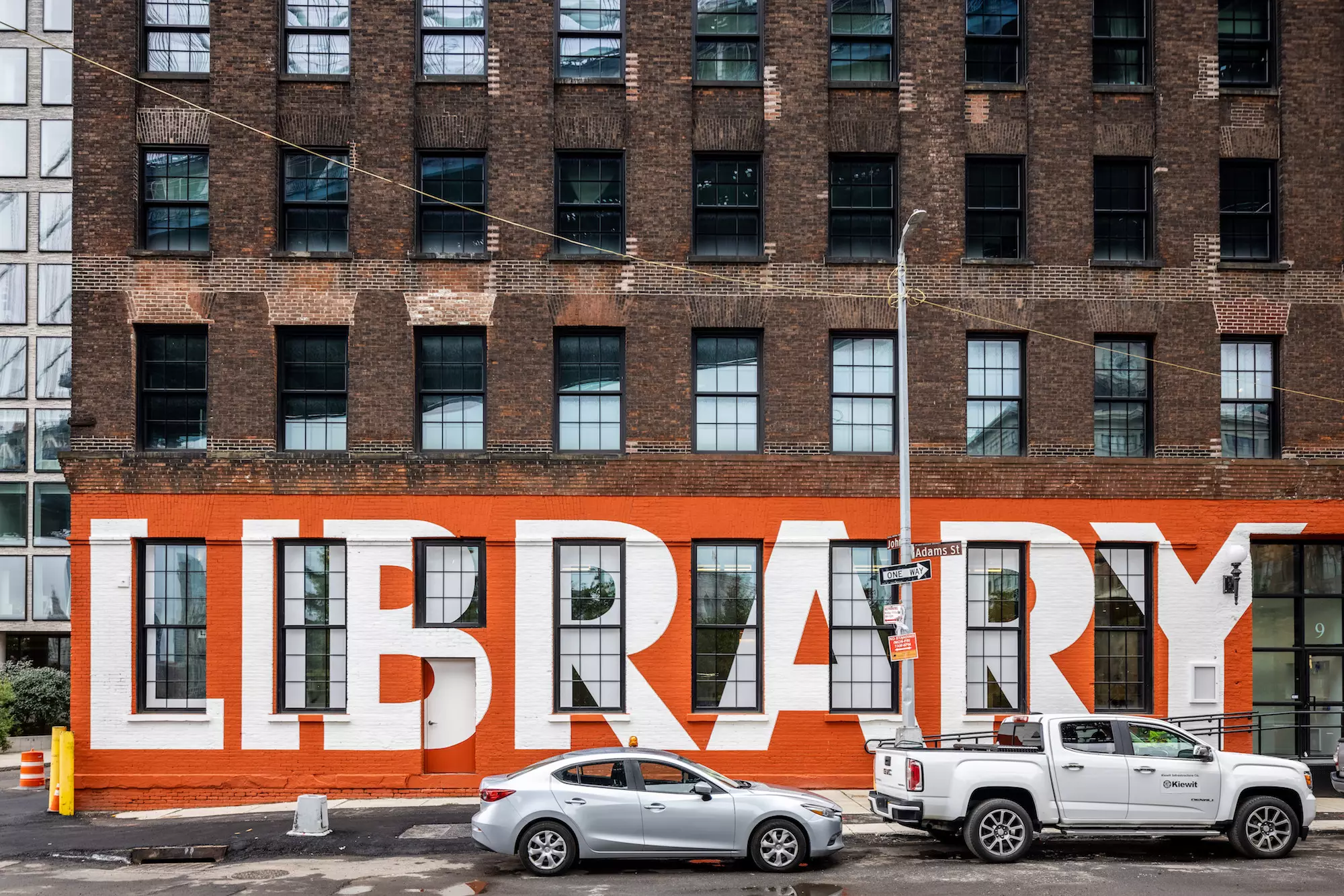 Bruklin Xalq Kitabxanası Dumbodakı Manhetten körpüsünün altında yeni filial açır 2446_1