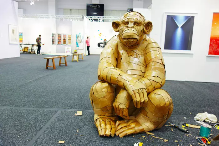 Taiteilija Laurence Vallières rakentaa jättimäistä simpanssia kierrätetystä kartongista 24516_1