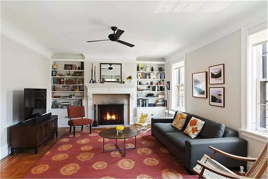 Предвоенен апартамент в една от известните кооперации в двора на Jackson Heights иска 1,1 милиона долара 24847_1