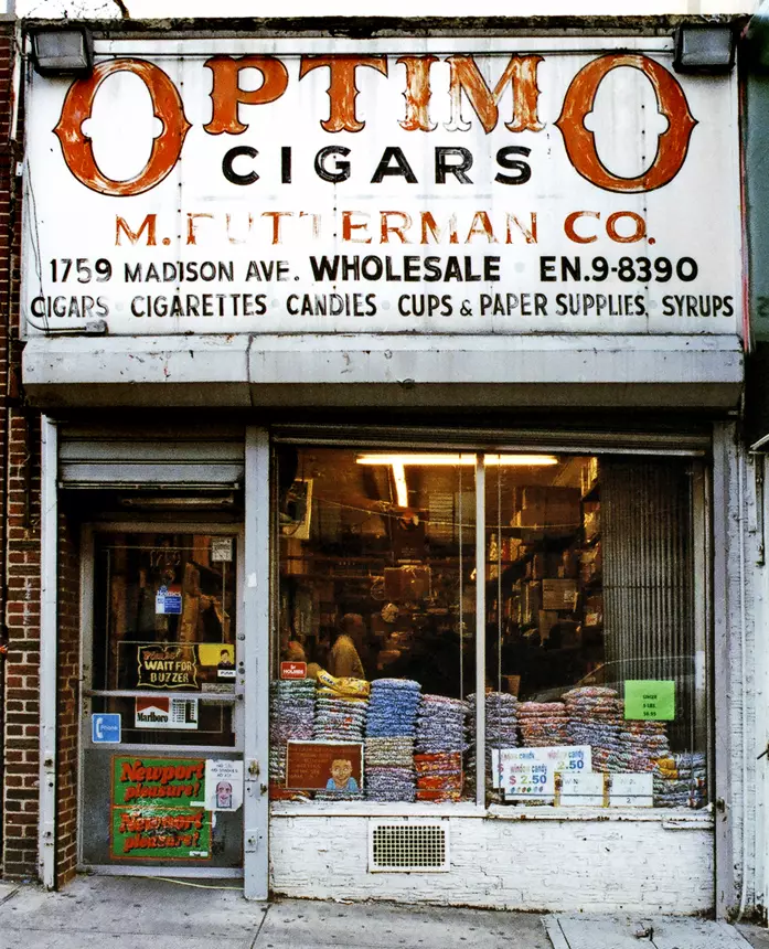 شرکت M. Futterman، Privilege Signs، جیمز و کارلا موری، ویترین فروشگاه های ناپدید شده، مادر نیویورک و پاپ