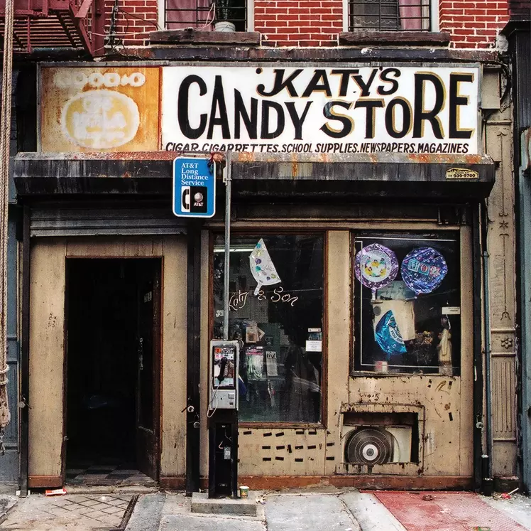 Katy's Candy Store, Privilege Signs, James y Karla Murray, escaparates que desaparecen, mamá y papá de Nueva York