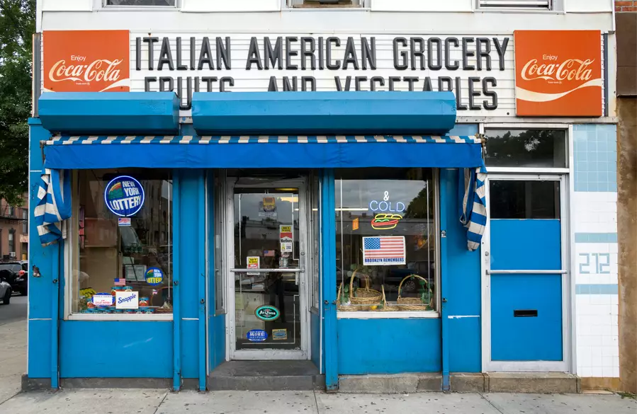 I-Italian-American Grocery, Privilege Signs, uJames noKarla Murray, izitolo ezinyamalalayo, umama nopops wase-NYC